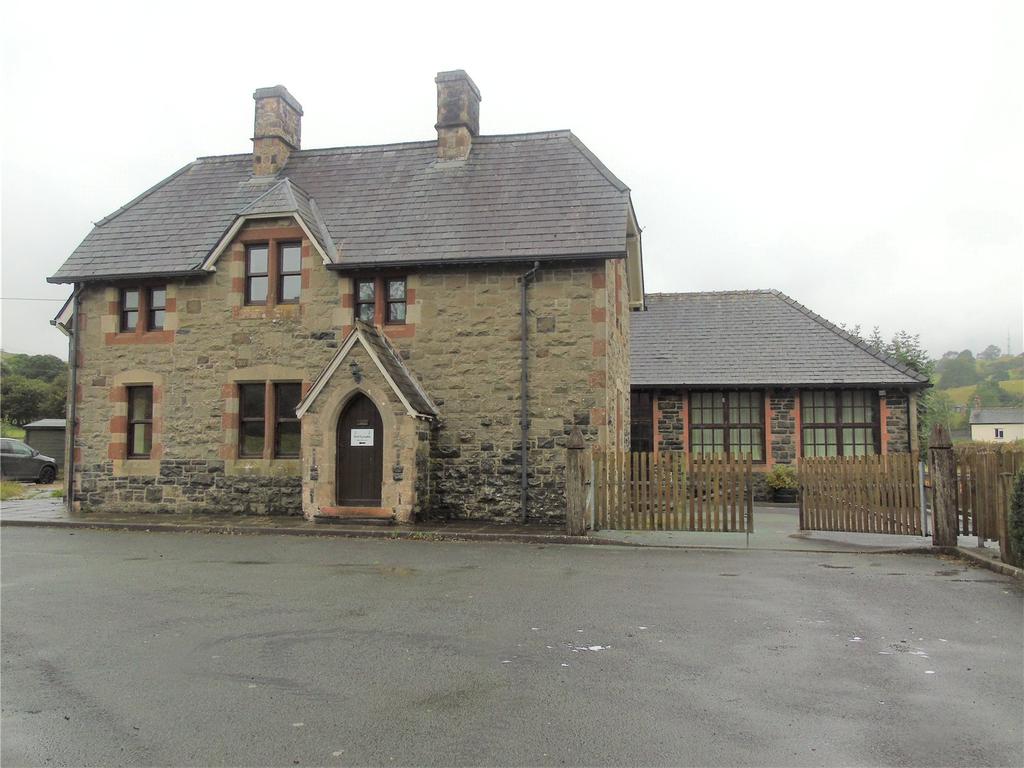 Llanerfyl, Welshpool, Powys, SY21 Parking - £250,000
