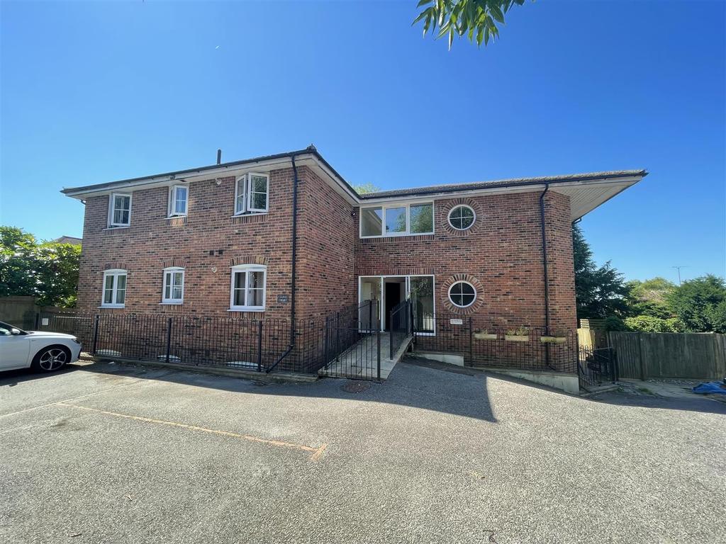 Station Road, Heathfield 2 bed flat - £235,000