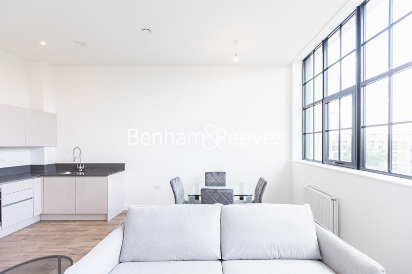 Carnation Gardens, Hayes UB3 1 bed apartment - £1,450 pcm (£335 pw)
