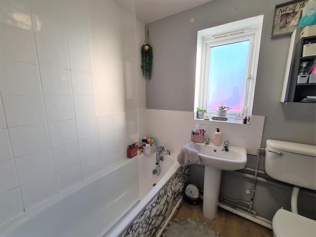 Mullards Close, Hackbridge, Surrey... 1 bed ground floor flat - £950 ...