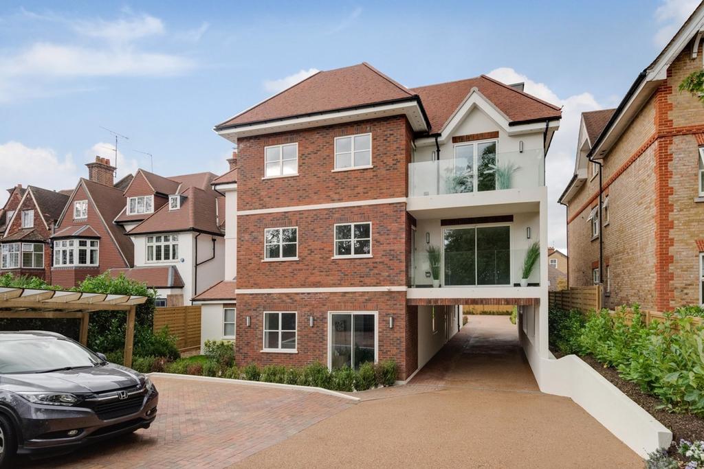 72 Hendon Lane, London, N3 2 bed apartment - £2,600 pcm (£600 pw)
