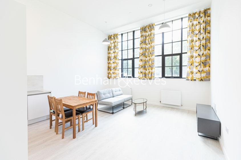 Carnation Gardens, Hayes UB3 1 bed apartment - £1,350 pcm (£312 pw)