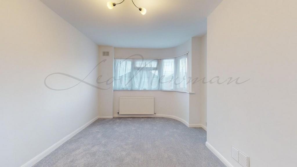 Fullwell Avenue, Fullwell Cross, IG5 0SA 2 bed flat - £1,475 pcm (£340 pw)