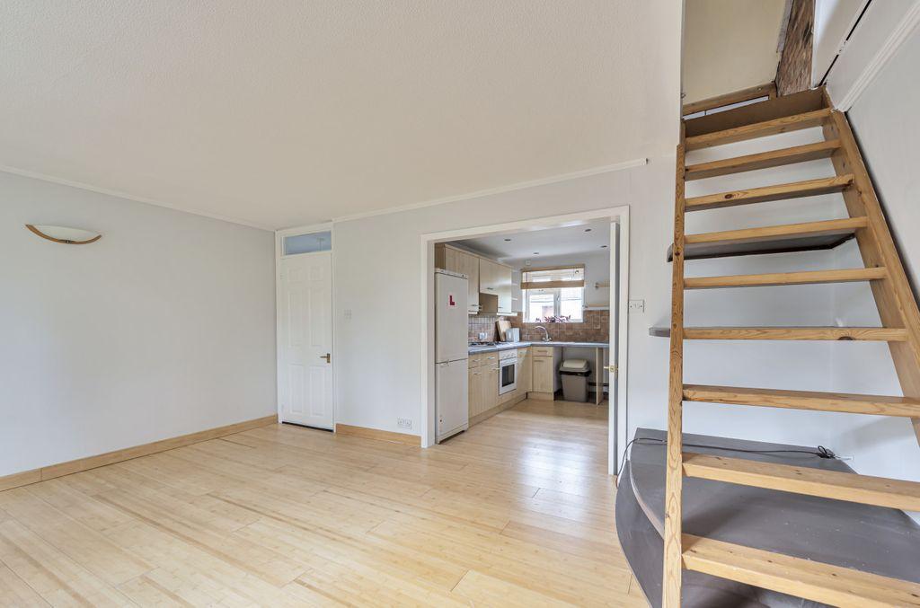 Shrublands Close, London N20 9JB 2 bed maisonette - £1,500 pcm (£346 pw)