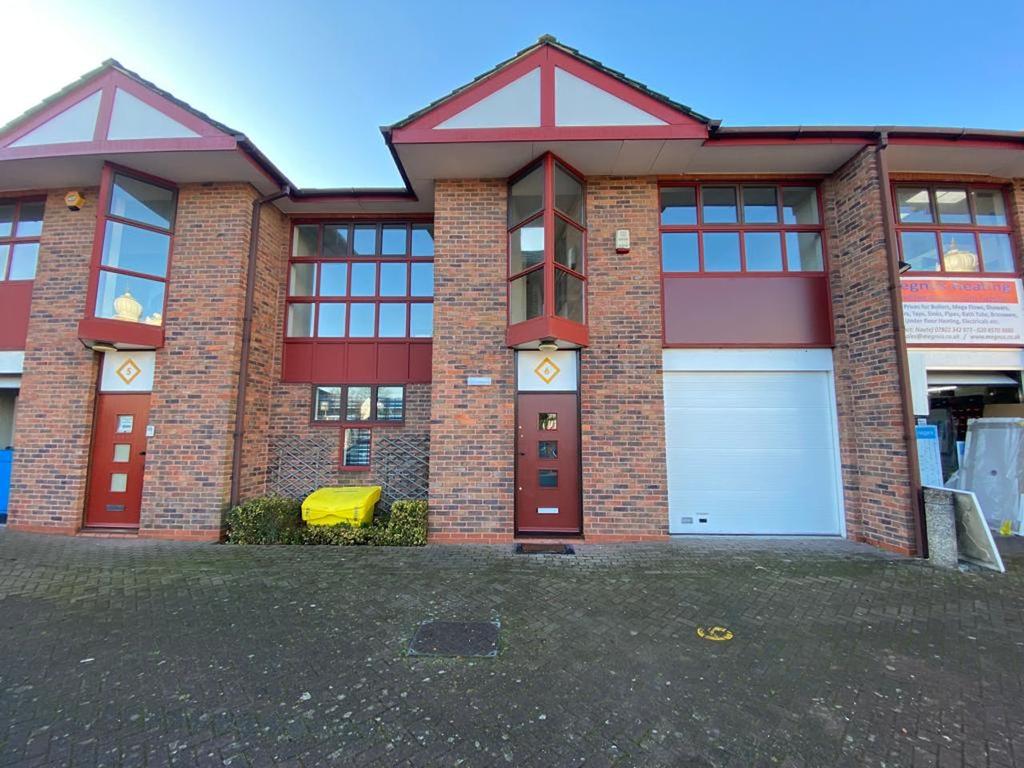 Hounslow Business Park, Unit 6... Industrial unit - £3,278 pcm (£757 pw)