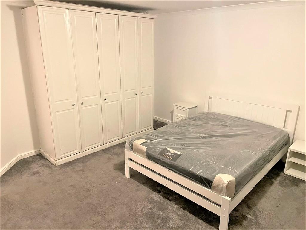 Meridian Place, London 1 bed apartment - £2,150 pcm (£496 pw)