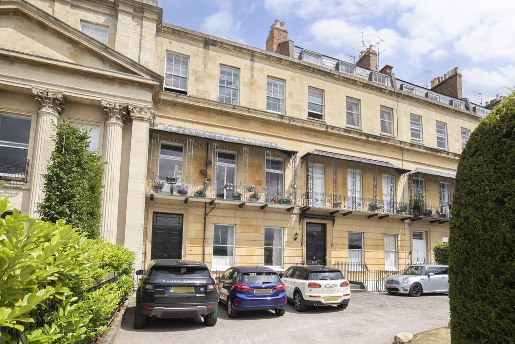 Suffolk Square, Cheltenham GL50 2DR 1 bed apartment - £900 pcm (£208 pw)
