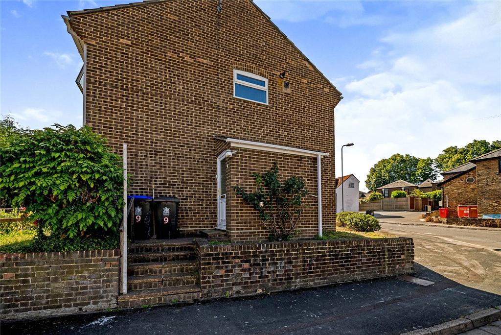 Bay Tree Court, Burnham, Slough, SL1 2 bed apartment - £240,000