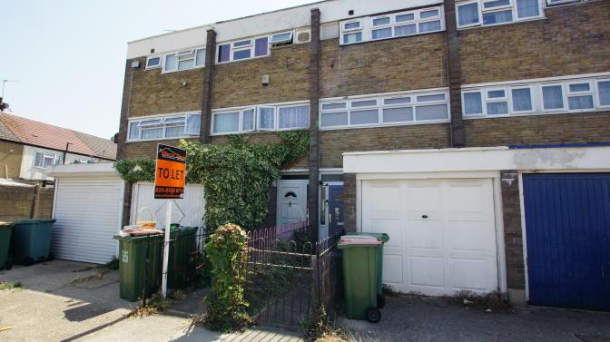 St. Quintin Road, London E13 3 bed townhouse - £1,900 pcm (£438 pw)