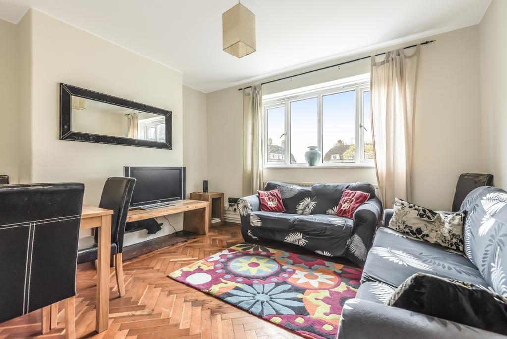 Wandle Way London SW18 4 bed flat - £2,300 pcm (£531 pw)