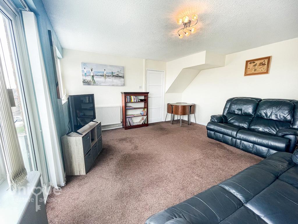 Pembroke Court, Queens Promenade... 2 bed apartment - £99,950