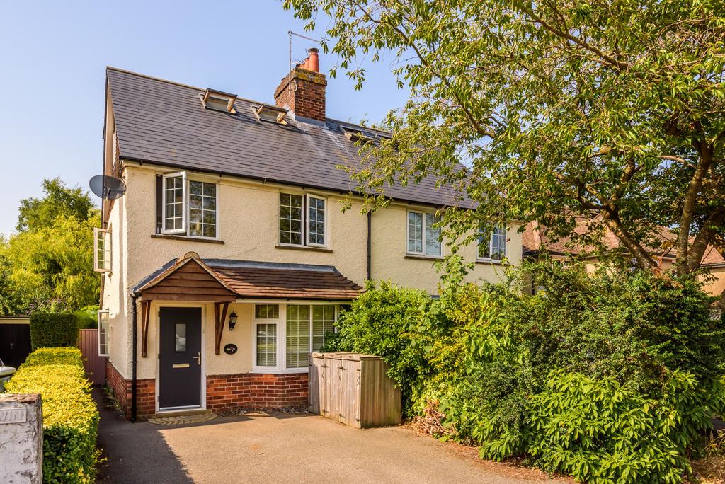 Clovelly Road, Hindhead, Surrey, GU26 4 bed semi-detached house - £595,000