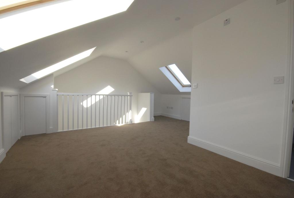 Buckingham Road, Bletchley, MK3 4 bed townhouse - £1,550 pcm (£358 pw)