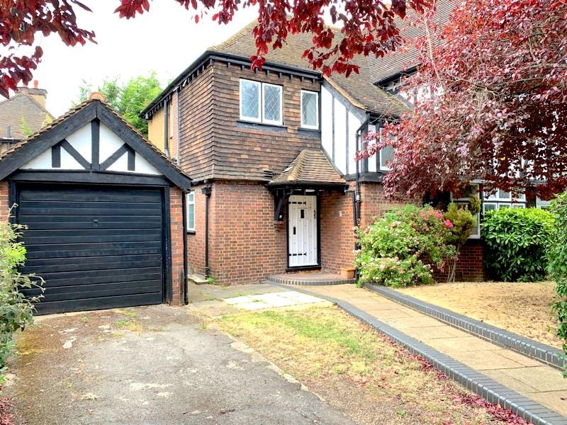Queens Drive, Acton, W3 4 bed house - £2,750 pcm (£635 pw)