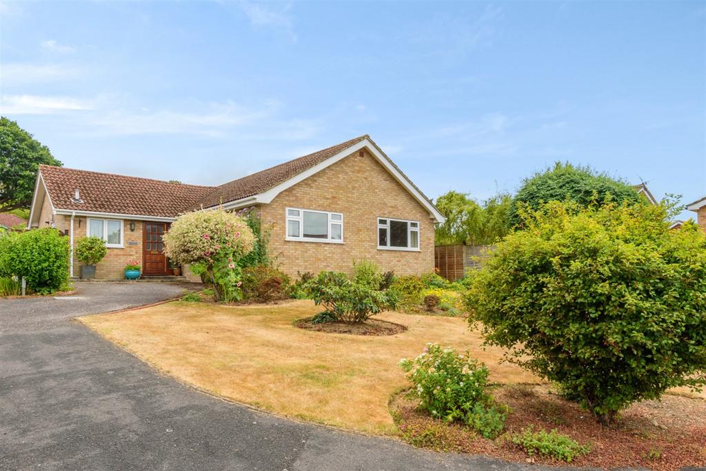 Fernhurst, Haslemere, GU27 3 bed detached bungalow - £725,000