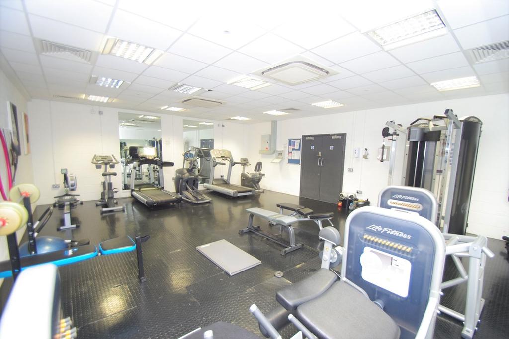 Silas Court, Lockhart Road, WATFORD... 2 bed apartment - £1,400 pcm (£ ...