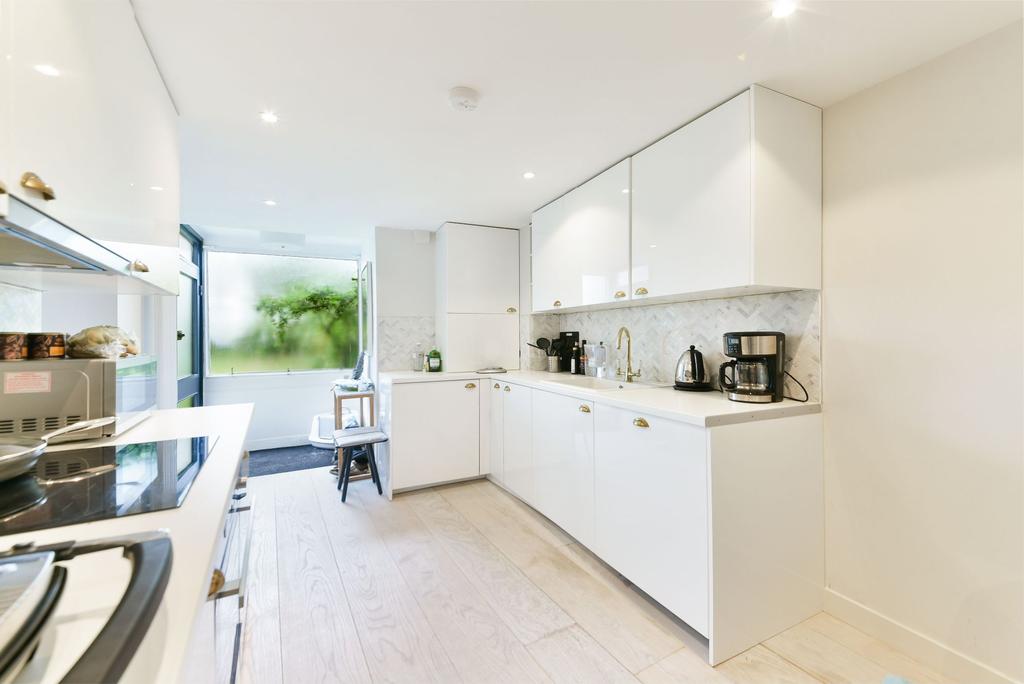 2 Rodney House, 12-13 Pembridge Crescent 2 bed flat - £2,817 pcm (£650 pw)