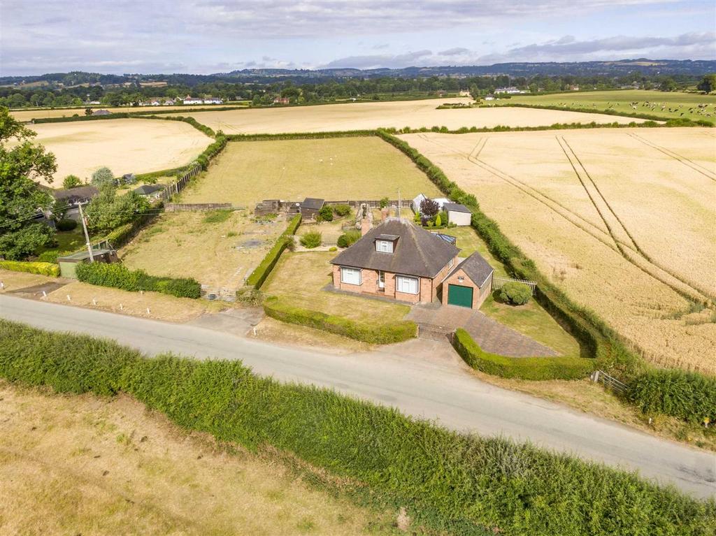 Chain Lane, Maesbury 2 bed detached bungalow - £495,000