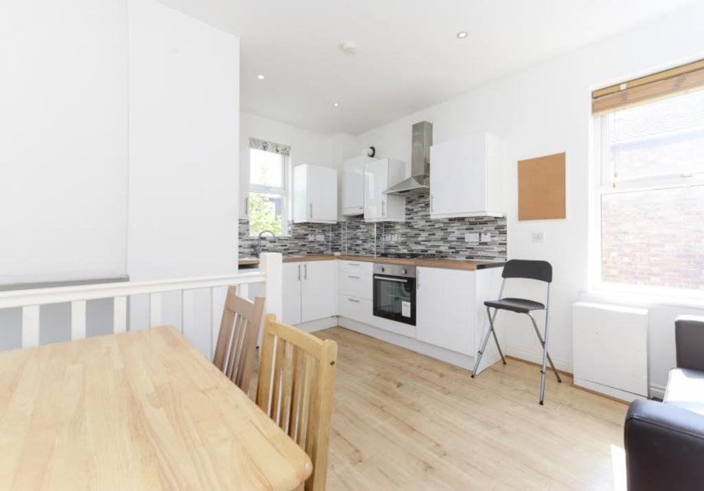 Little Ealing Lane London W5 4 bed house - £2,750 pcm (£635 pw)