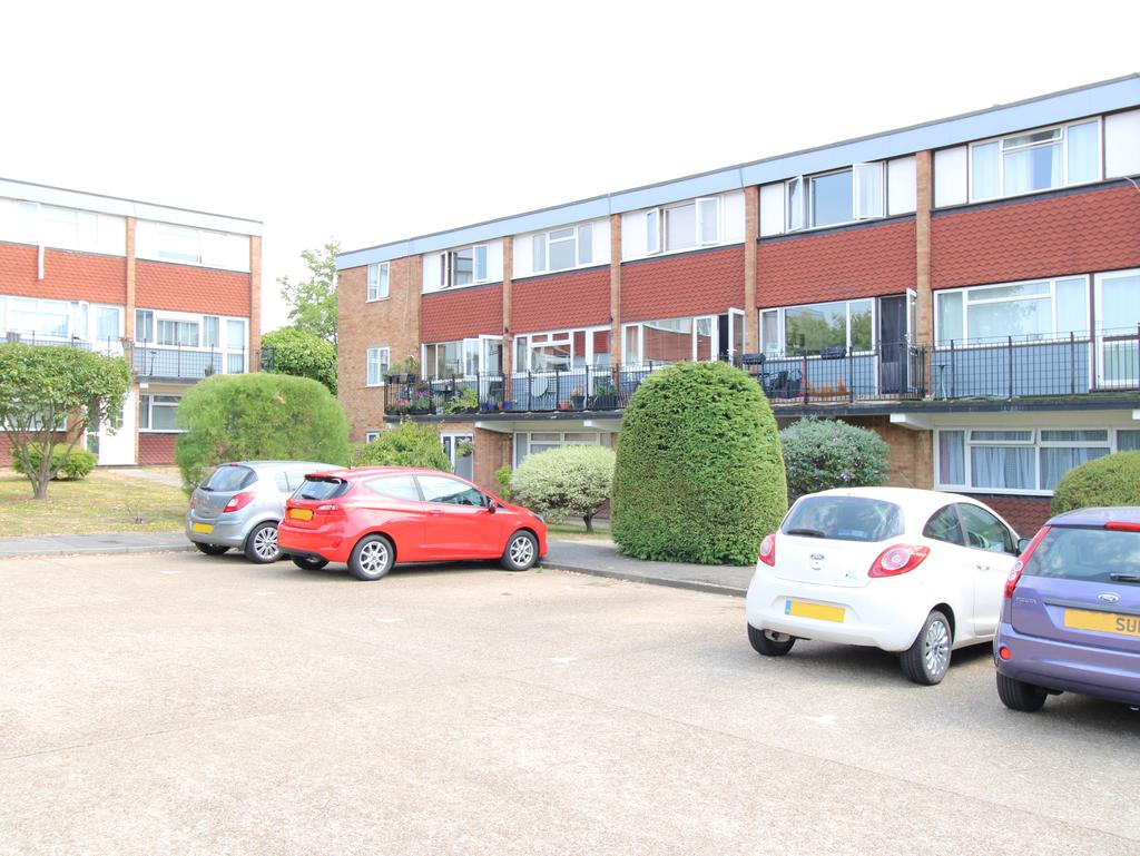 Briarleas Gardens, Upminster RM14 2 bed flat - £300,000