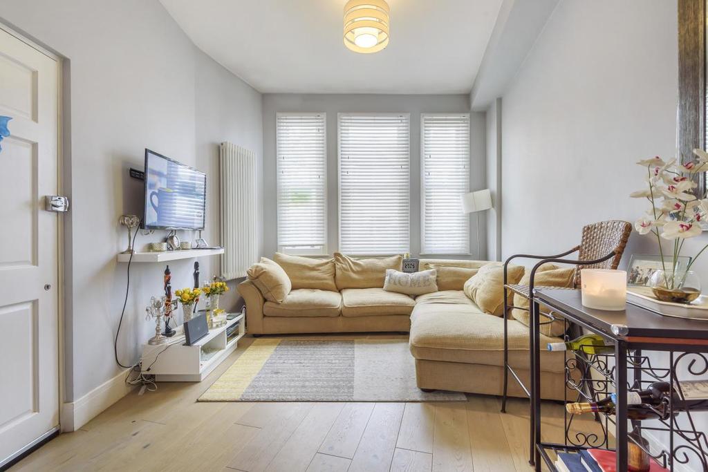 Stephendale Road, Fulham 3 bed flat - £775,000