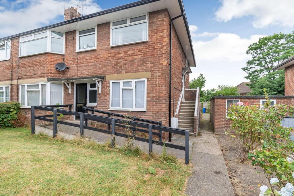 Woodfield Avenue, Harrogate, HG1 4LU 2 bed flat - £170,000