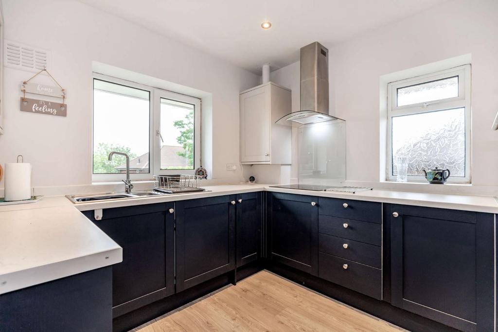 Woodfield Avenue, Harrogate, HG1 4LU 2 bed flat - £170,000
