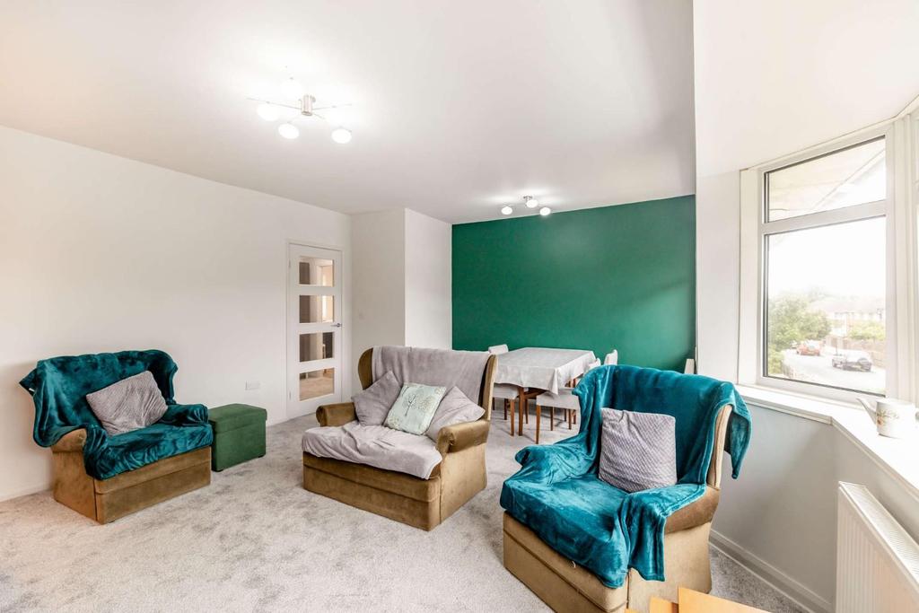 Woodfield Avenue, Harrogate, HG1 4LU 2 bed flat - £170,000