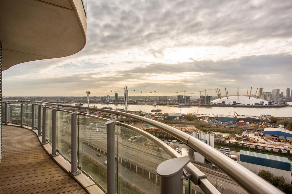 East Tower, Hoola, Royal Docks E16 2 bed apartment for sale - £600,000