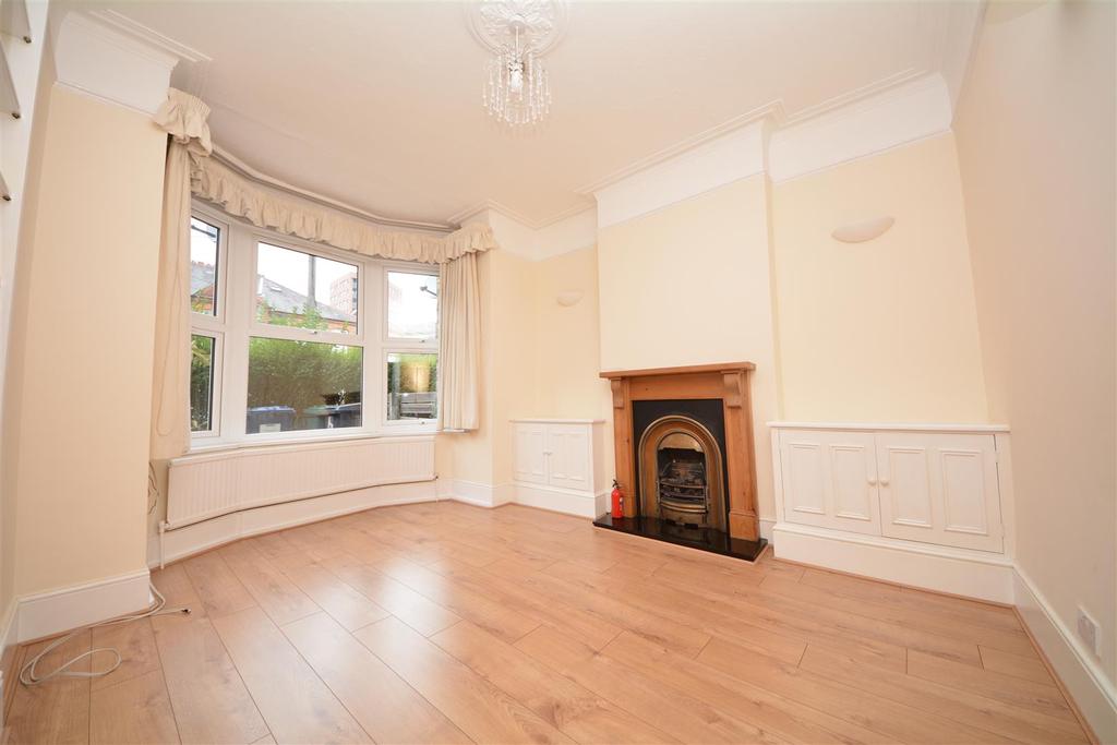 Market Place, East Finchley, N2 2 bed flat - £1,750 pcm (£404 pw)