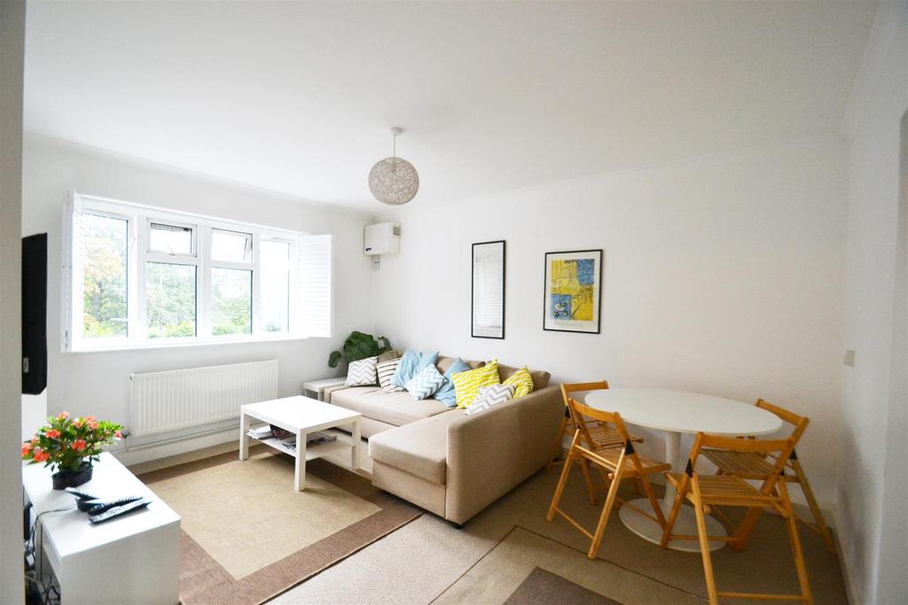 Rocks Lane, Barnes, SW13 2 bed flat - £1,675 pcm (£387 pw)