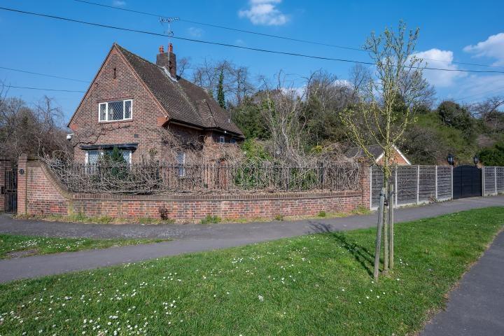 121 Mogden Lane, Middlesex, TW7 7LW 4 bed detached house - £1,650,000