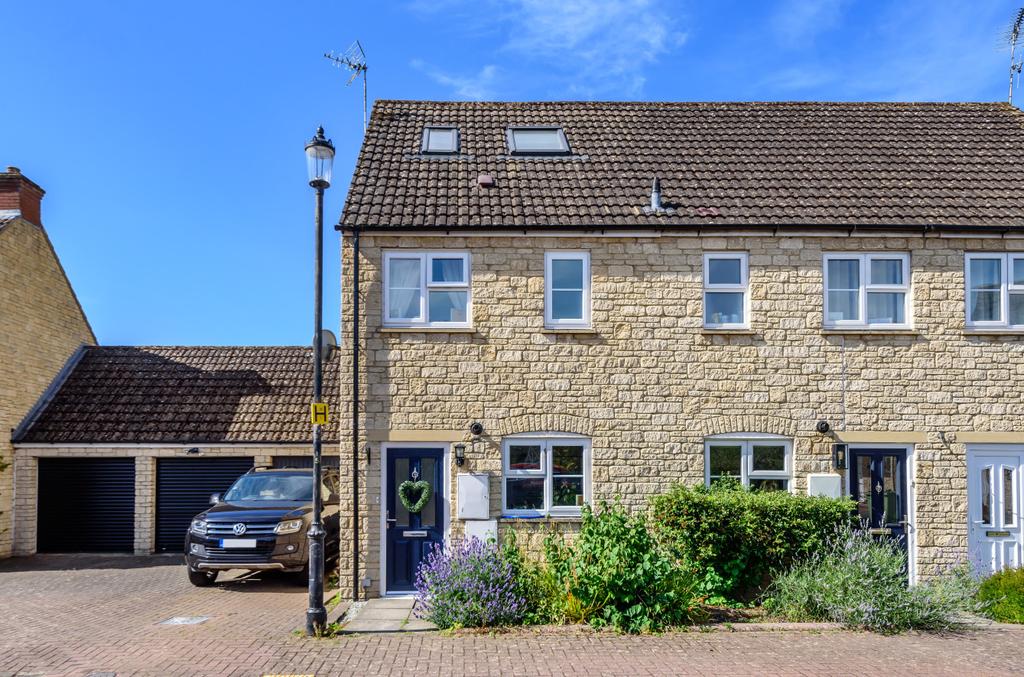 Lechlade, Gloucestershire, GL7 3 bed end of terrace house - £325,000