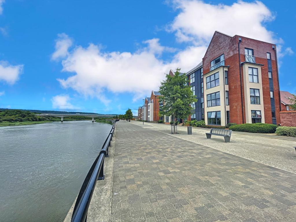Cubitt House 18, Waterman Way... 2 bed flat - £285,000