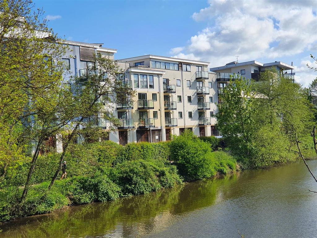 Clifford Way, Maidstone, Kent 2 bed apartment - £240,000