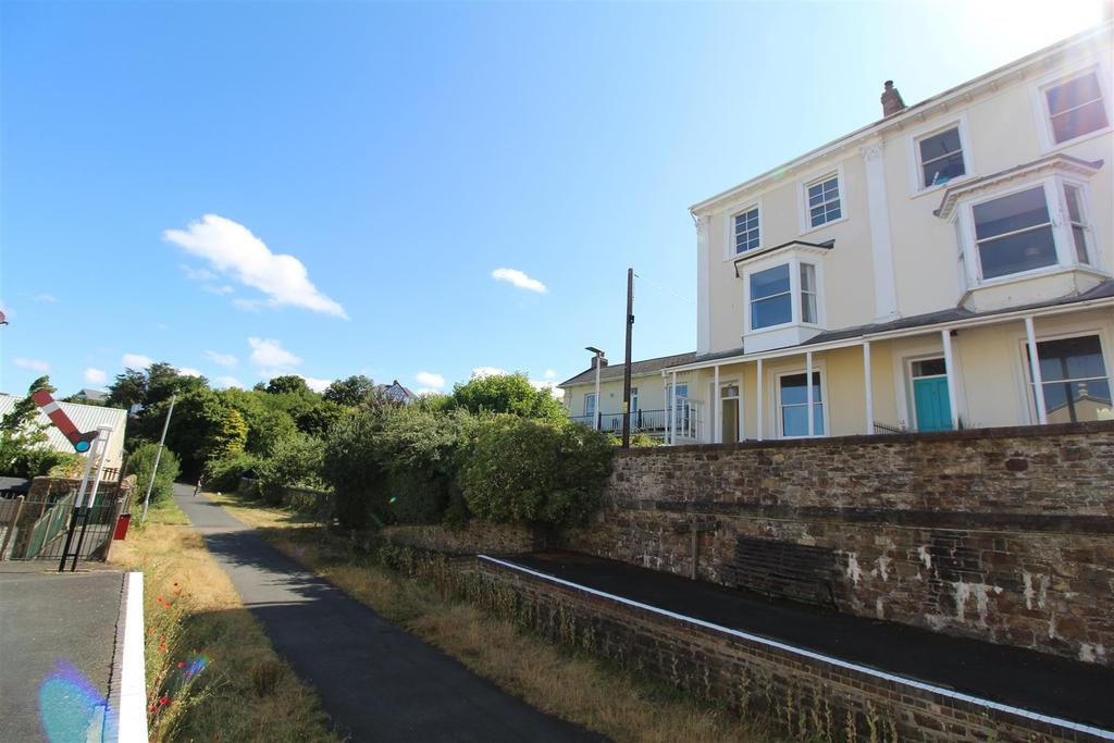 Springfield Terrace, Bideford 4 bed terraced house - £1,350 pcm (£312 pw)