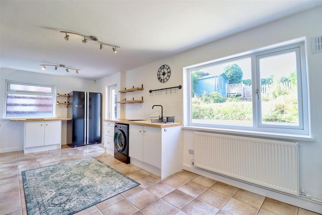 King George Avenue Horsforth 3 Bed Semi Detached House £275 000