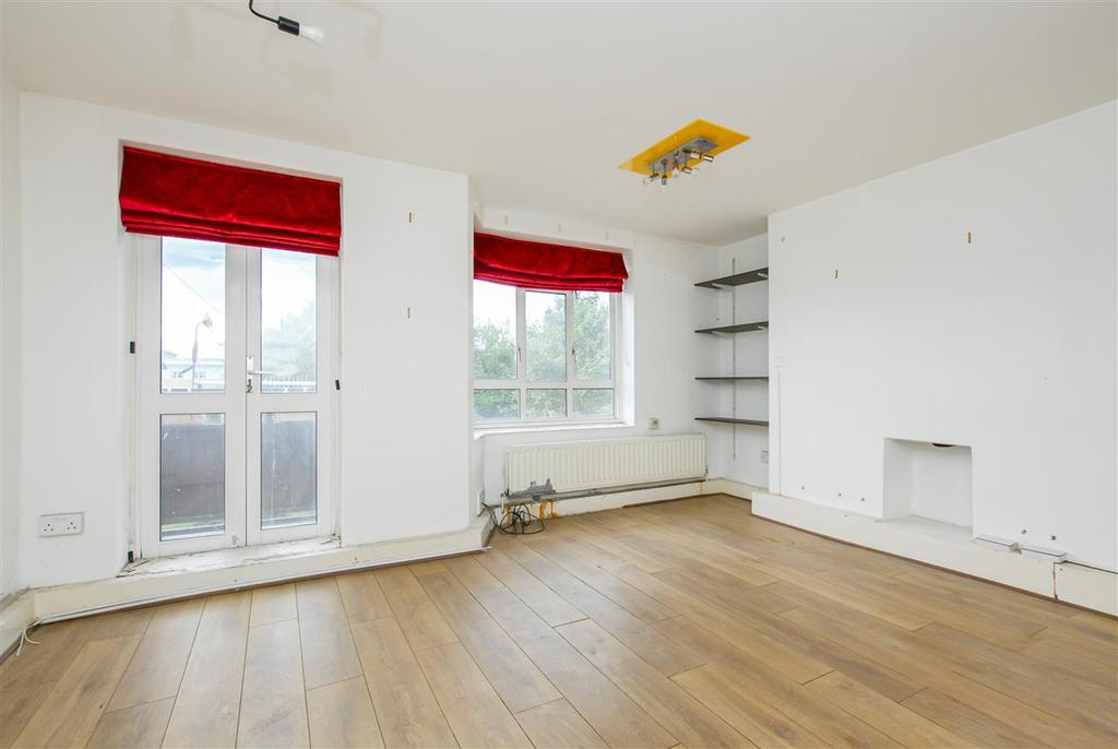 Andrew House, Toland Square, Putney 2 bed apartment - £300,000