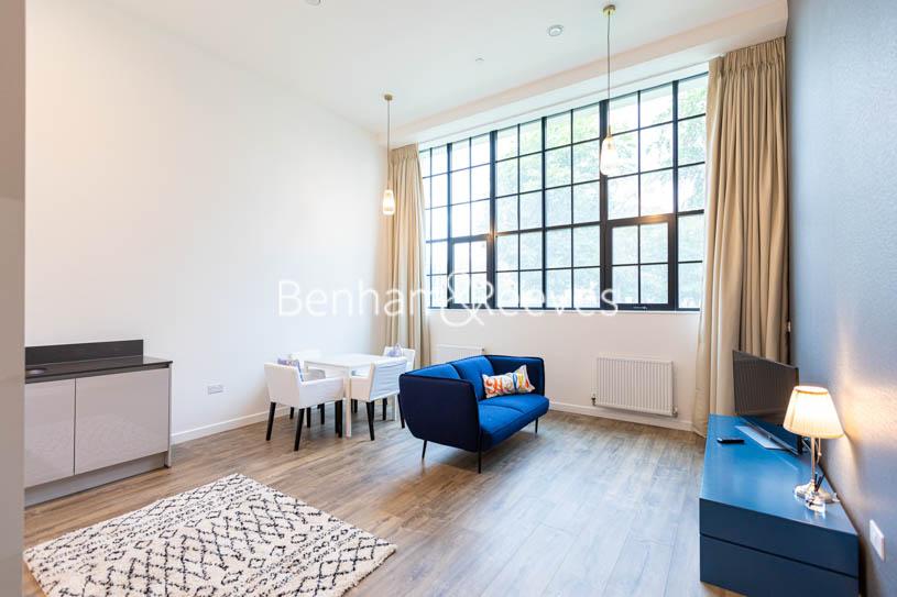 Carnation Gardens, Hayes UB3 1 bed apartment - £1,500 pcm (£346 pw)