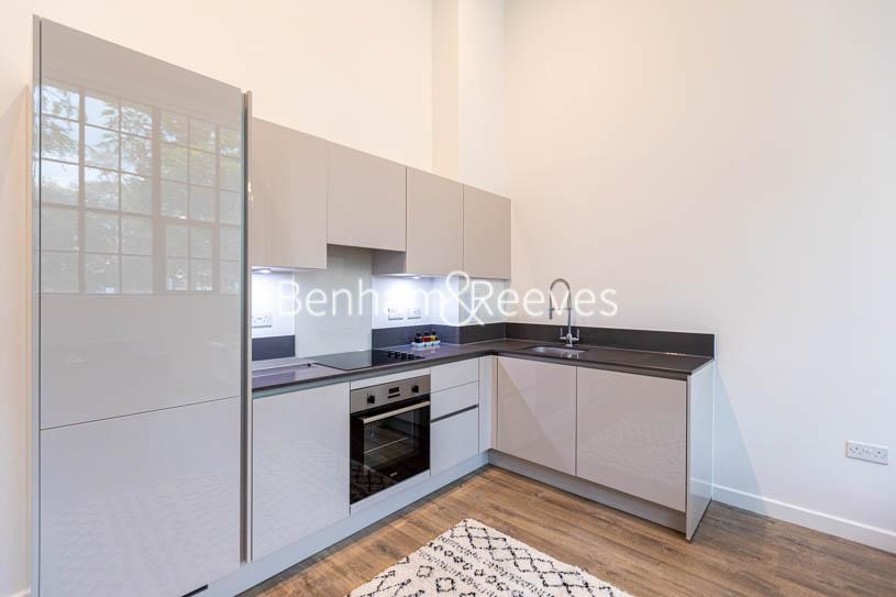 Carnation Gardens, Hayes UB3 1 bed apartment - £1,500 pcm (£346 pw)