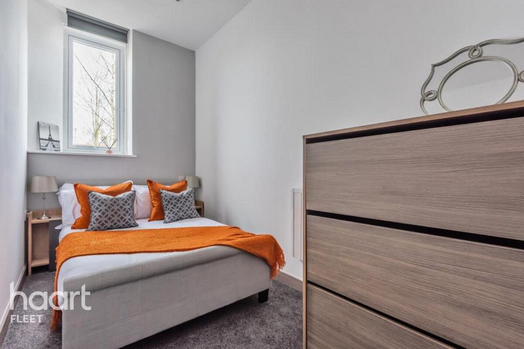 Lime Tree Way, Basingstoke 2 bed flat - £1,200 pcm (£277 pw)