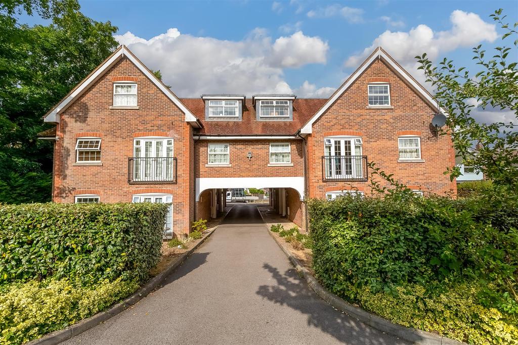 Brighton Road Lower Kingswood Tadworth 1 Bed Apartment For Sale £
