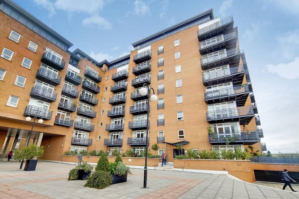 Langbourne Place, Isle Of Dogs... 2 bed flat - £750,000