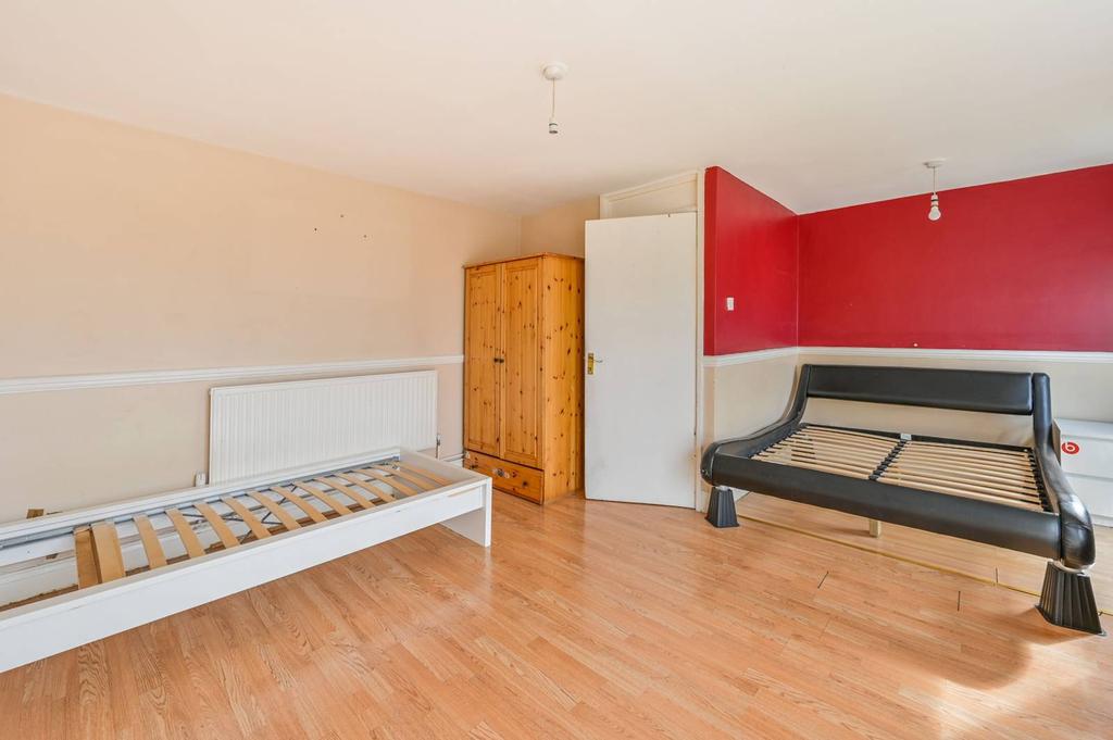 Beckton Road, Canning Town, London, E16 2 bed maisonette - £340,000