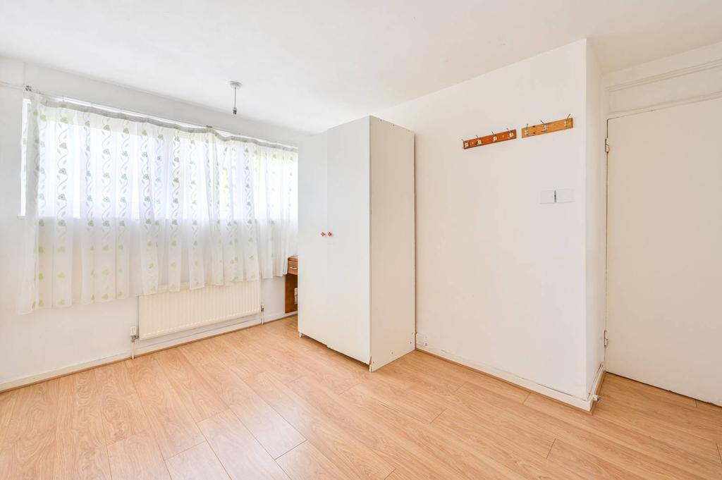 Beckton Road, Canning Town, London, E16 2 bed maisonette - £340,000
