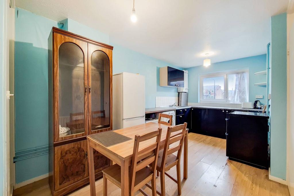 Mabley Street, Homerton, London, E9 3 bed flat - £400,000