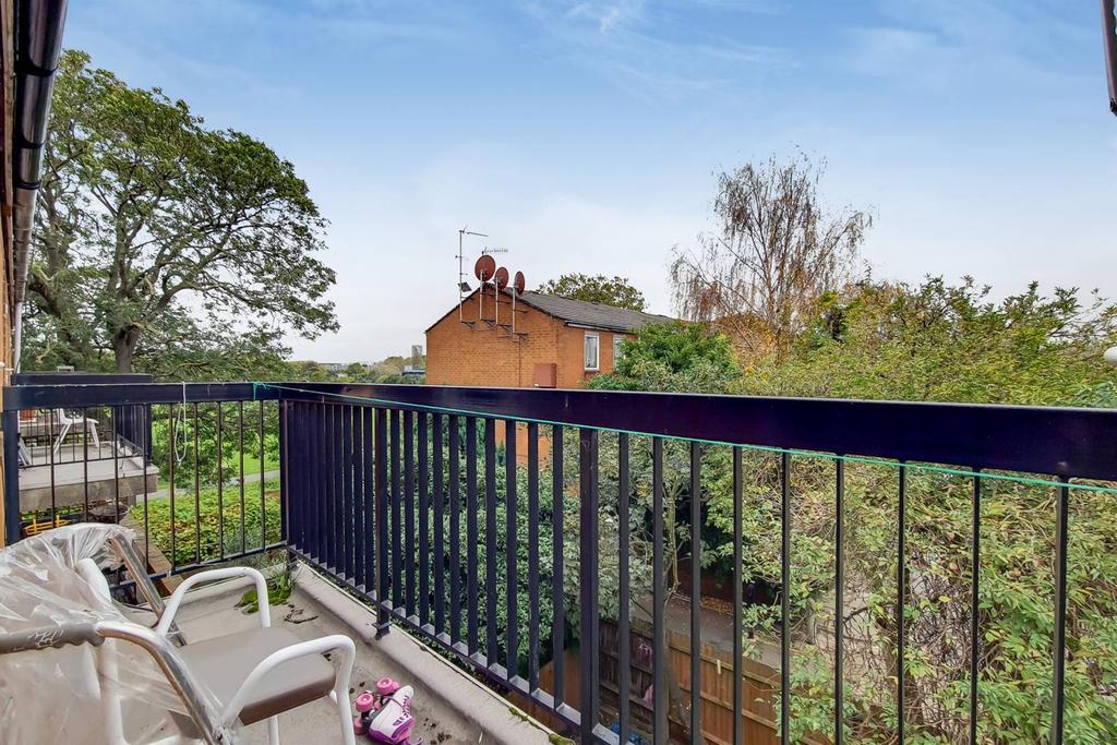 Mabley Street, Homerton, London, E9 3 bed flat - £400,000