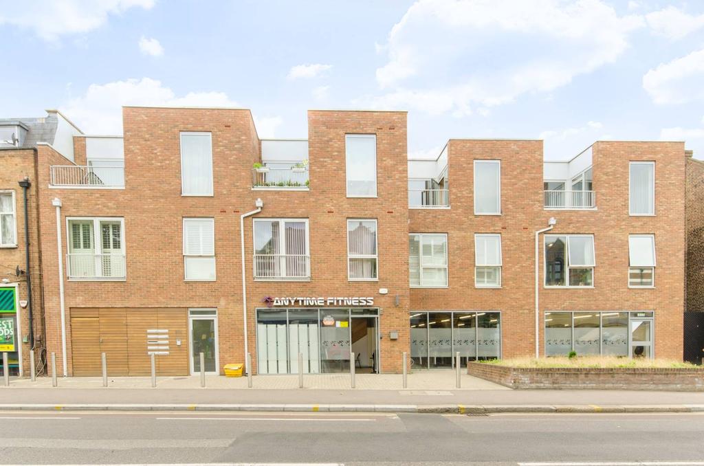 High Road Leyton, Leyton, London, E10 3 bed flat - £3,879 pcm (£895 pw)