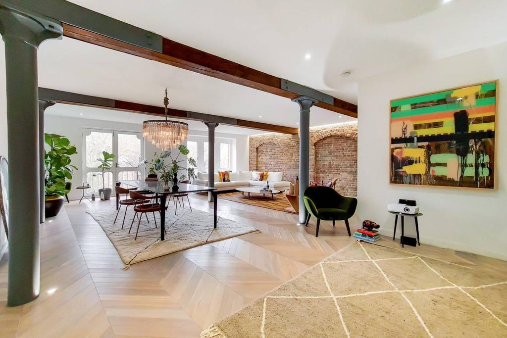 Wapping High Street, Wapping, London... 3 bed flat - £6,067 pcm (£1,400 pw)