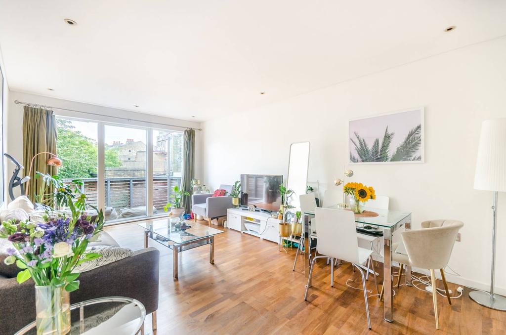 Balham Grove, Balham, London, SW12 2 bed flat - £2,275 pcm (£525 pw)